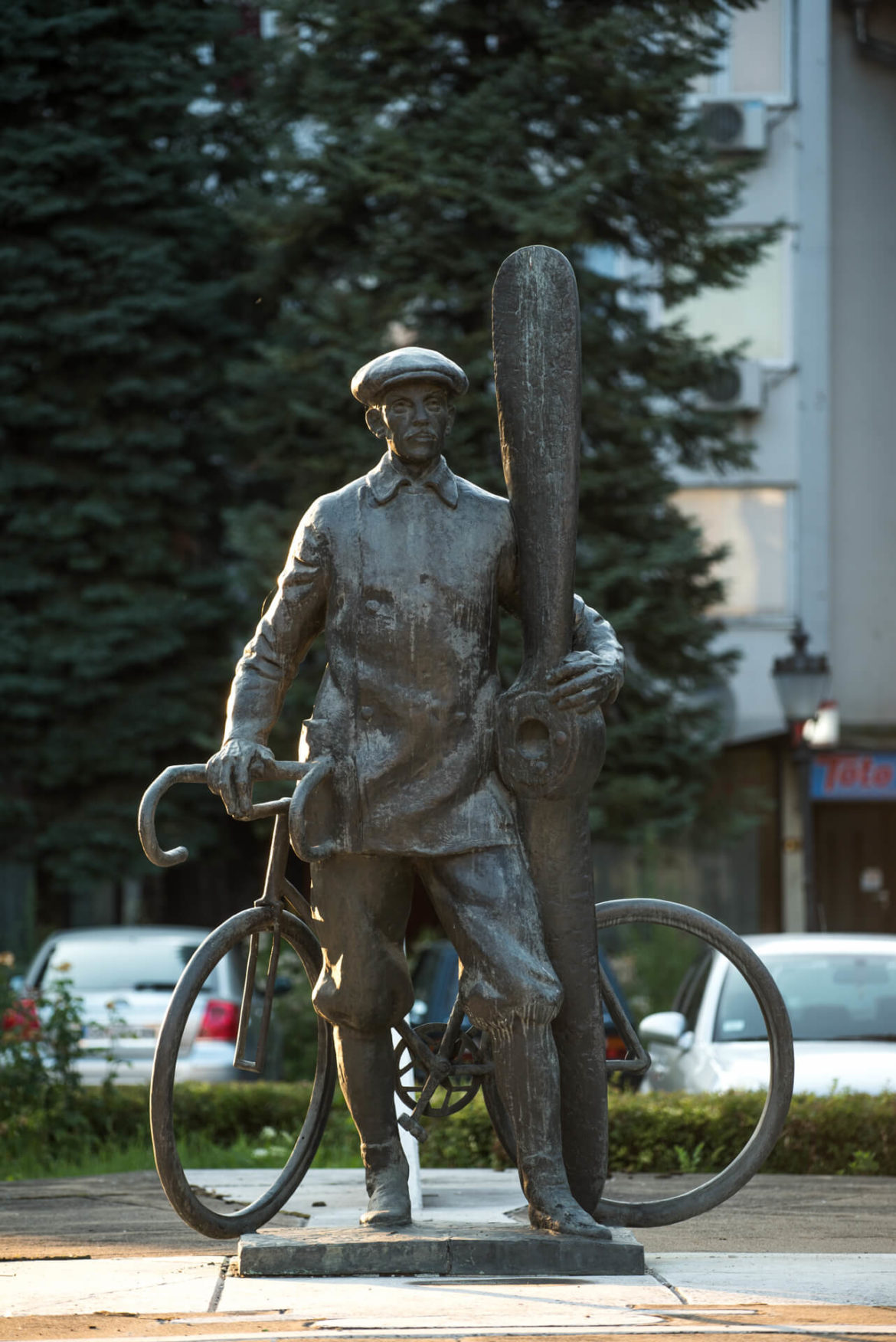 Spomenik Ivanu Sariću - Visit Subotica